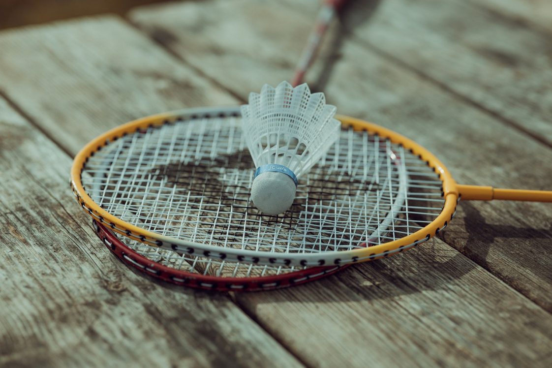 Comment Apprendre à Bien Jouer au Badminton ? - GuideDeSport